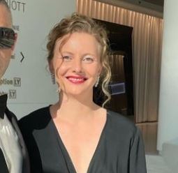 Emma Wall – Meet Stunning Wife Of Jeremy Strong | VergeWiki